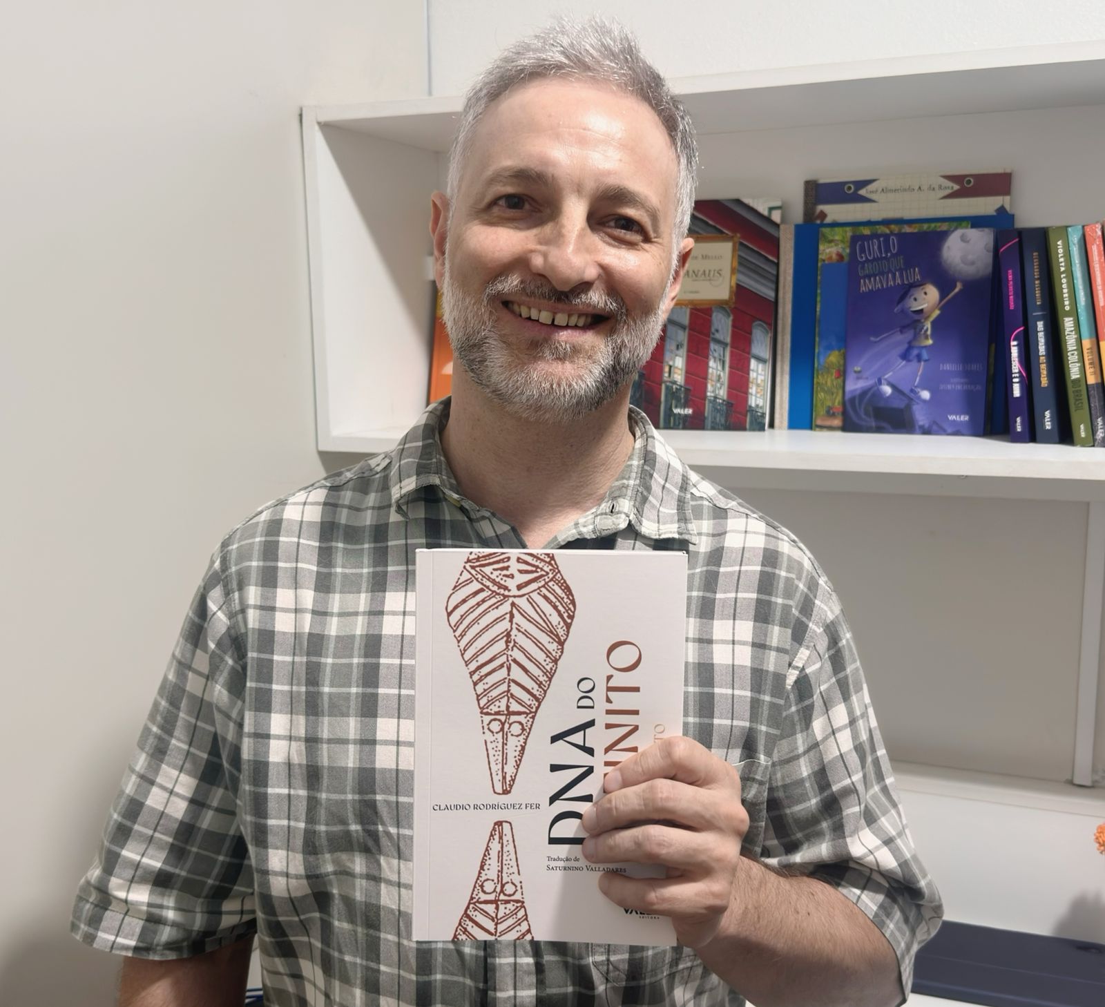 Com tradução de Saturnino Valladares, 'DNA do infinito', do premiado ...